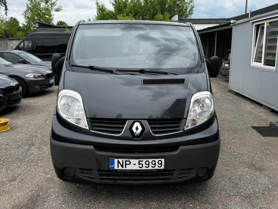 Black Renault Trafic 2007 in Daugavpils, with an engine capacity of 2.00 L and mileage of 419 thousand km for 5490 €, photo 3 on AUTOMOTO.COM.LV