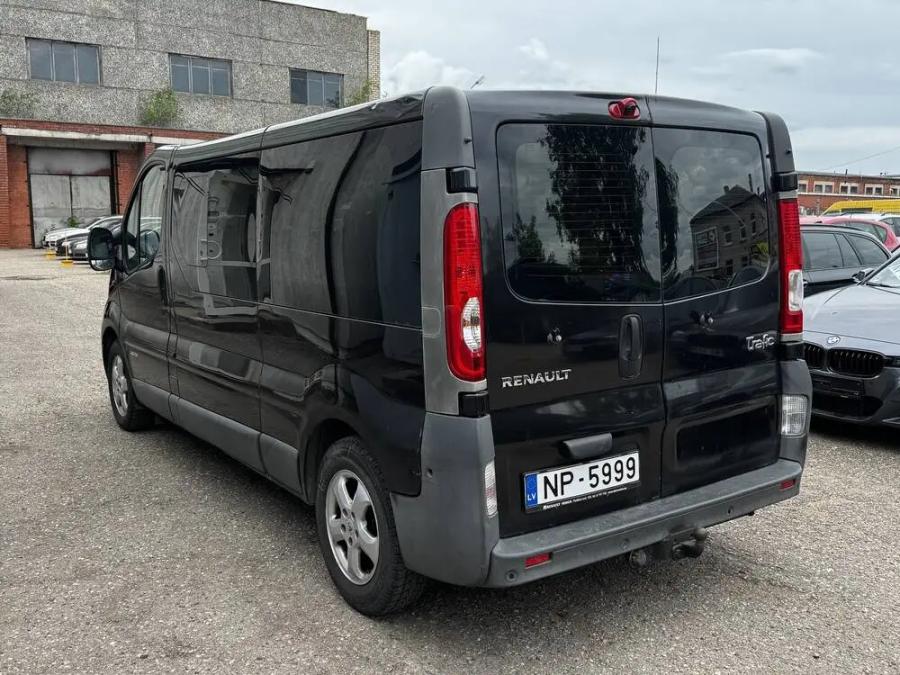 Black Renault Trafic 2007 in Daugavpils, with an engine capacity of 2.00 L and mileage of 419 thousand km for 5490 €, photo 5 on AUTOMOTO.COM.LV