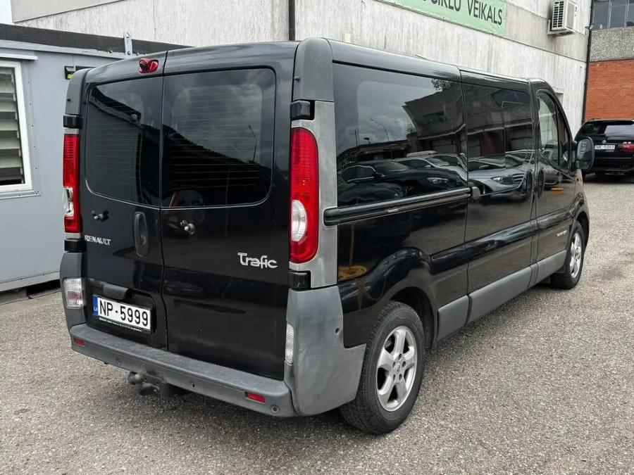 Black Renault Trafic 2007 in Daugavpils, with an engine capacity of 2.00 L and mileage of 419 thousand km for 5490 €, photo 7 on AUTOMOTO.COM.LV