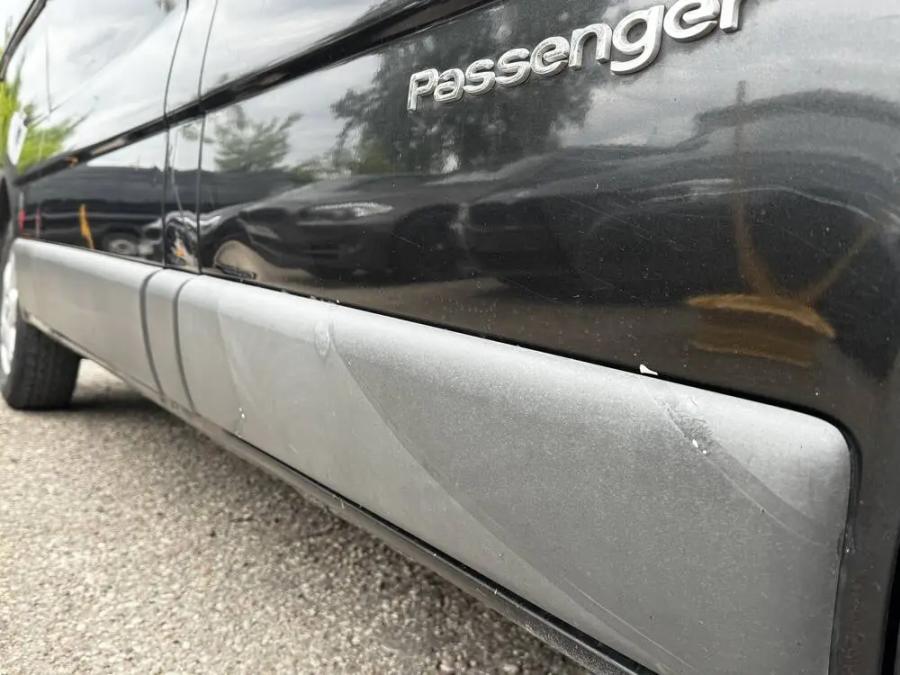 Black Renault Trafic 2007 in Daugavpils, with an engine capacity of 2.00 L and mileage of 419 thousand km for 5490 €, photo 9 on AUTOMOTO.COM.LV