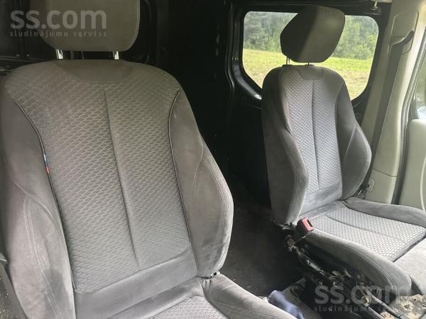 Black Renault Trafic 2007 in Riga, with an engine capacity of 2.00 L and mileage of 200 thousand km for 1990 €, photo 4 on AUTOMOTO.COM.LV
