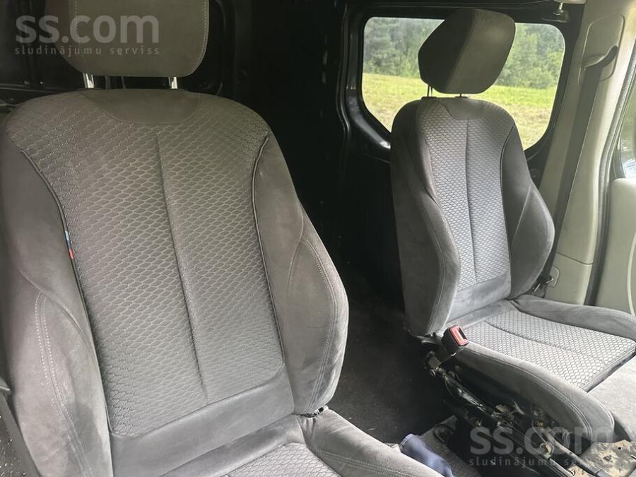 Black Renault Trafic 2007 in Riga, with an engine capacity of 2.00 L and mileage of 200 thousand km for 1990 €, photo 5 on AUTOMOTO.COM.LV