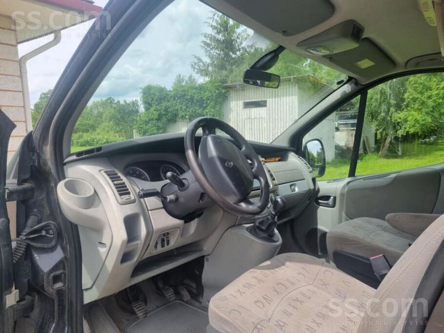 Black Renault Trafic 2008 in Tallinn, with an engine capacity of 2.30 L and mileage of 330 thousand km for 3500 €, photo 5 on AUTOMOTO.COM.LV