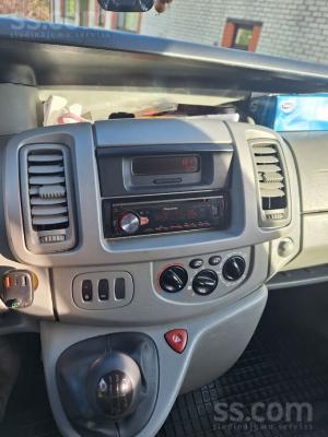 Black Renault Trafic 2008 in Ogre, with an engine capacity of 2.00 L and mileage of 351 thousand km for 5200 €, photo 8 on AUTOMOTO.COM.LV