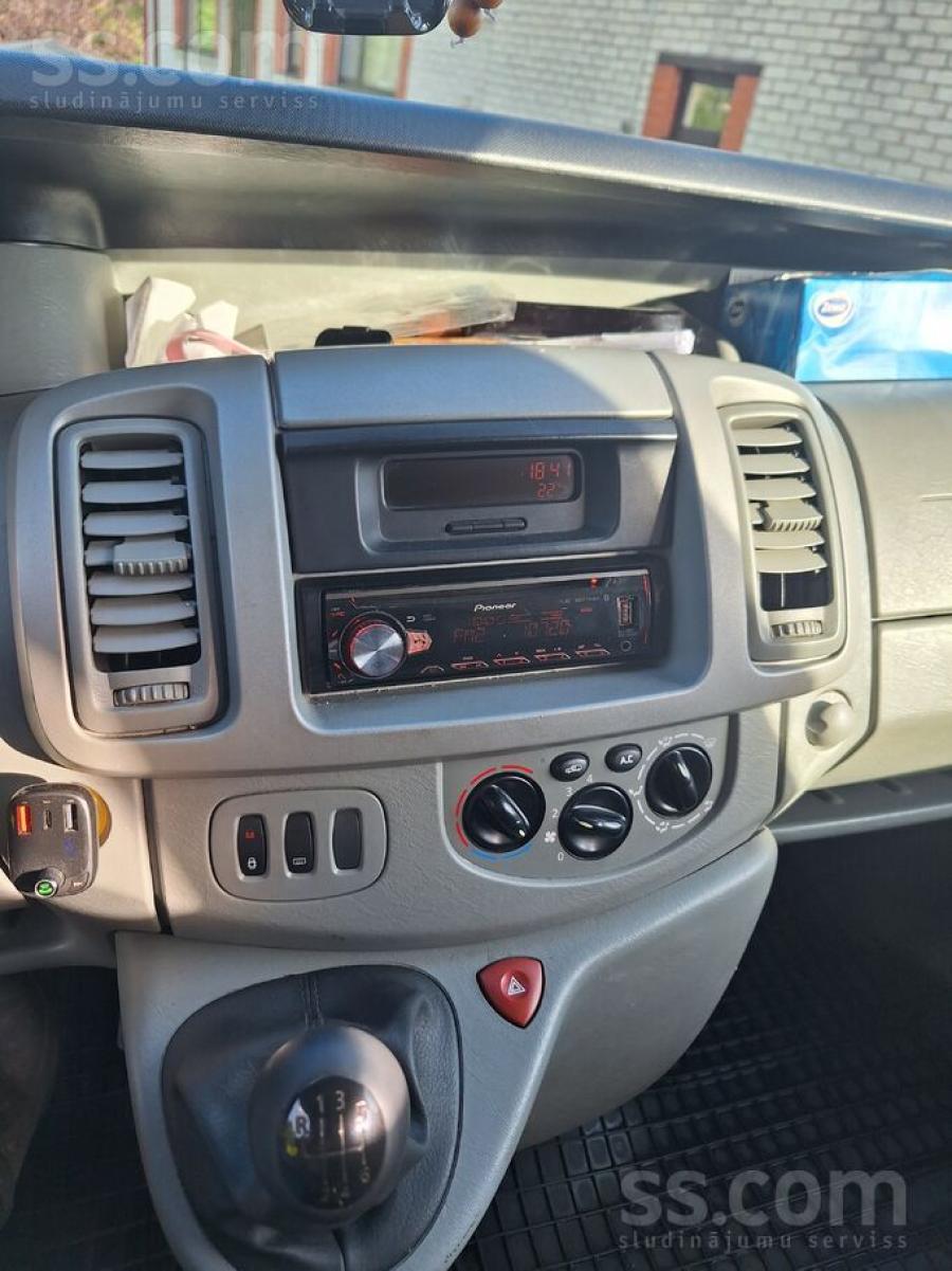 Black Renault Trafic 2008 in Ogre, with an engine capacity of 2.00 L and mileage of 351 thousand km for 5200 €, photo 8 on AUTOMOTO.COM.LV