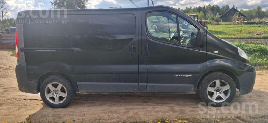 Melns Renault Trafic 2009 Cēsis, ar dzinēja tilpumu 2.00 L un nobraukumu 431 tūkst. km par 1700 €, foto 4 vietnē AUTOMOTO.COM.LV