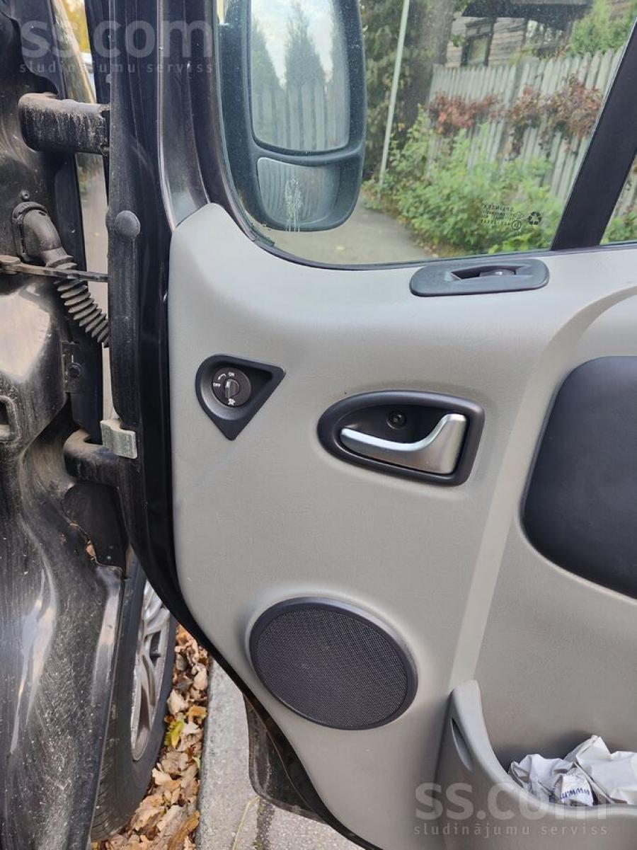Melns Renault Trafic 2009 Rīga, ar dzinēja tilpumu 2.50 L un nobraukumu 267 tūkst. km par 8999 €, foto 16 vietnē AUTOMOTO.COM.LV