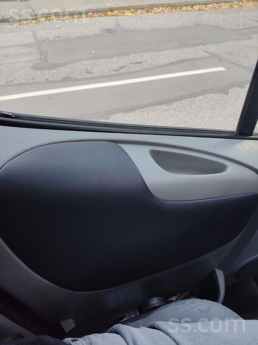 Melns Renault Trafic 2009 Rīga, ar dzinēja tilpumu 2.50 L un nobraukumu 267 tūkst. km par 8999 €, foto 20 vietnē AUTOMOTO.COM.LV