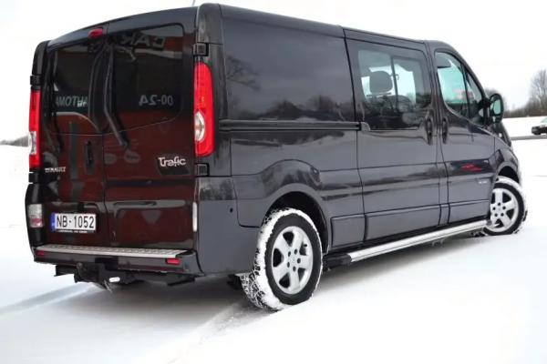 Black Renault Trafic 2010 in Jekabpils, with an engine capacity of 2.50 L and mileage of 217 thousand km for 8900 €, photo 2 on AUTOMOTO.COM.LV