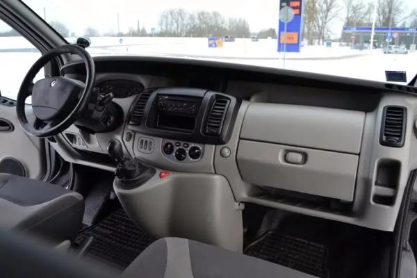 Black Renault Trafic 2010 in Jekabpils, with an engine capacity of 2.50 L and mileage of 217 thousand km for 8900 €, photo 9 on AUTOMOTO.COM.LV