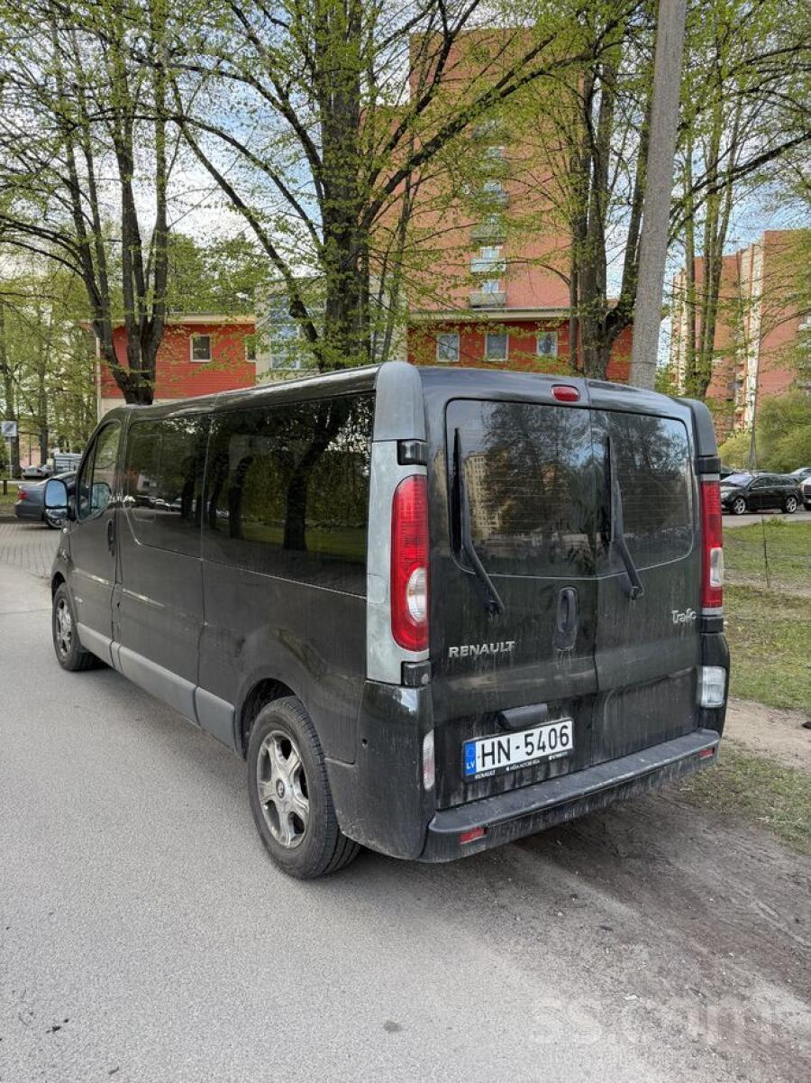 Black Renault Trafic 2010 in Riga, with an engine capacity of 2.50 L and mileage of 350 thousand km for 7008 €, photo 3 on AUTOMOTO.COM.LV