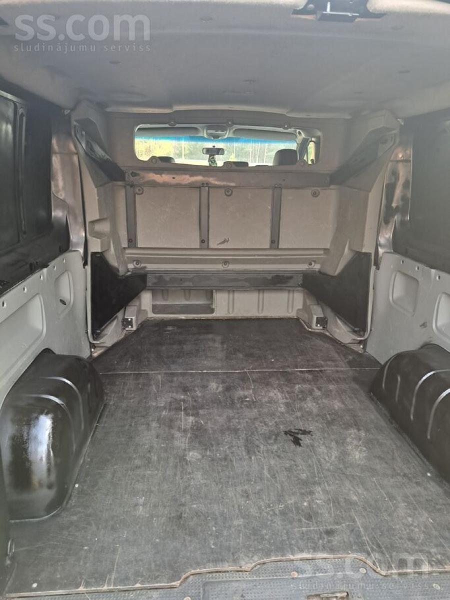 Melns Renault Trafic 2011 Kuldīga, ar dzinēja tilpumu 2.50 L un nobraukumu 471 tūkst. km par 6000 €, foto 5 vietnē AUTOMOTO.COM.LV