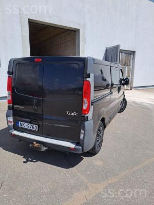 Black Renault Trafic 2012 in Daugavpils, with an engine capacity of 2.00 L and mileage of 378 thousand km for 6050 €, photo 3 on AUTOMOTO.COM.LV