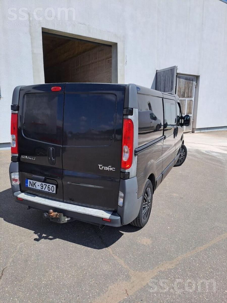 Black Renault Trafic 2012 in Daugavpils, with an engine capacity of 2.00 L and mileage of 378 thousand km for 6050 €, photo 3 on AUTOMOTO.COM.LV