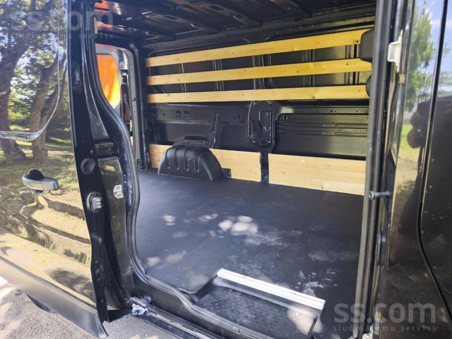 Black Renault Trafic 2016 in Ogre, with an engine capacity of 1.60 L and mileage of 259 thousand km for 7850 €, photo 14 on AUTOMOTO.COM.LV