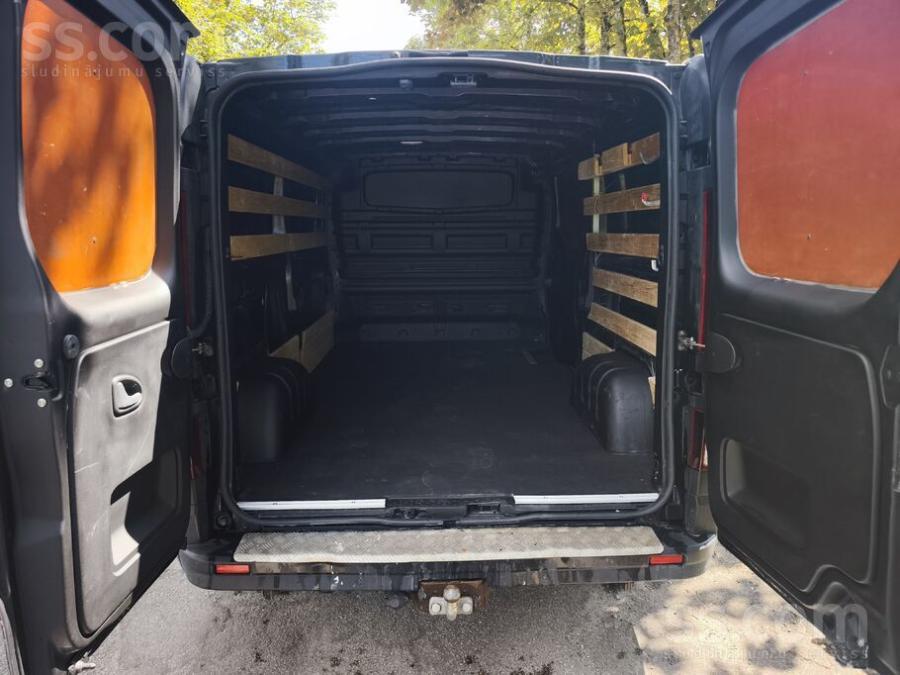 Black Renault Trafic 2016 in Ogre, with an engine capacity of 1.60 L and mileage of 259 thousand km for 7850 €, photo 15 on AUTOMOTO.COM.LV