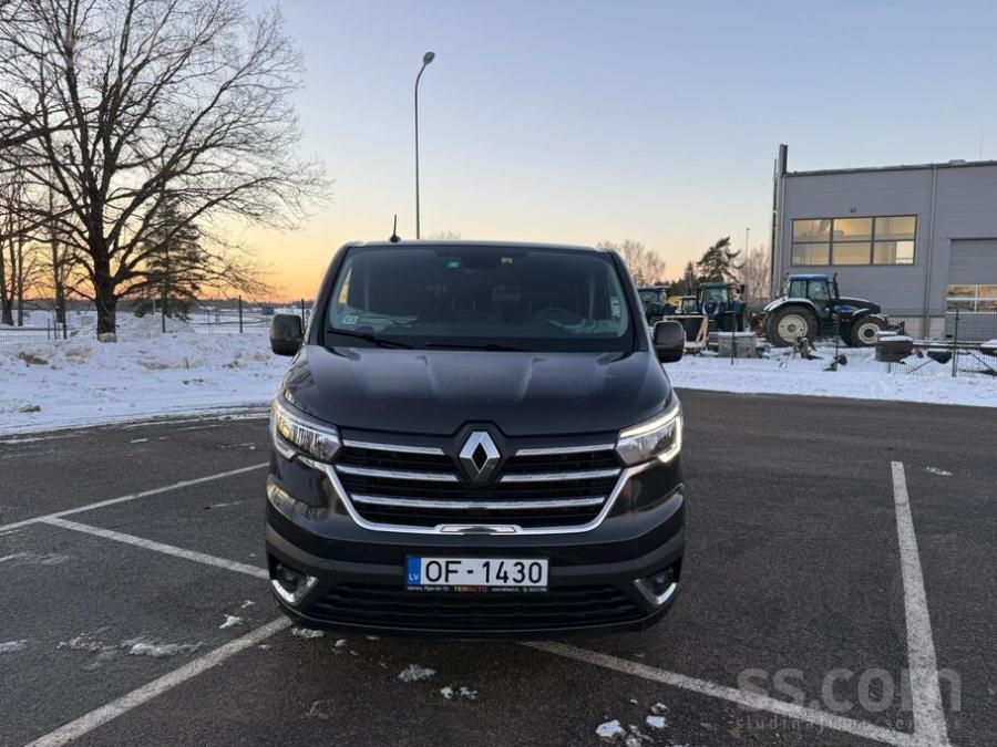 Black Renault Trafic 2022 in Valmiera, with an engine capacity of 2.00 L and mileage of 154 thousand km for 29800 €, photo 4 on AUTOMOTO.COM.LV