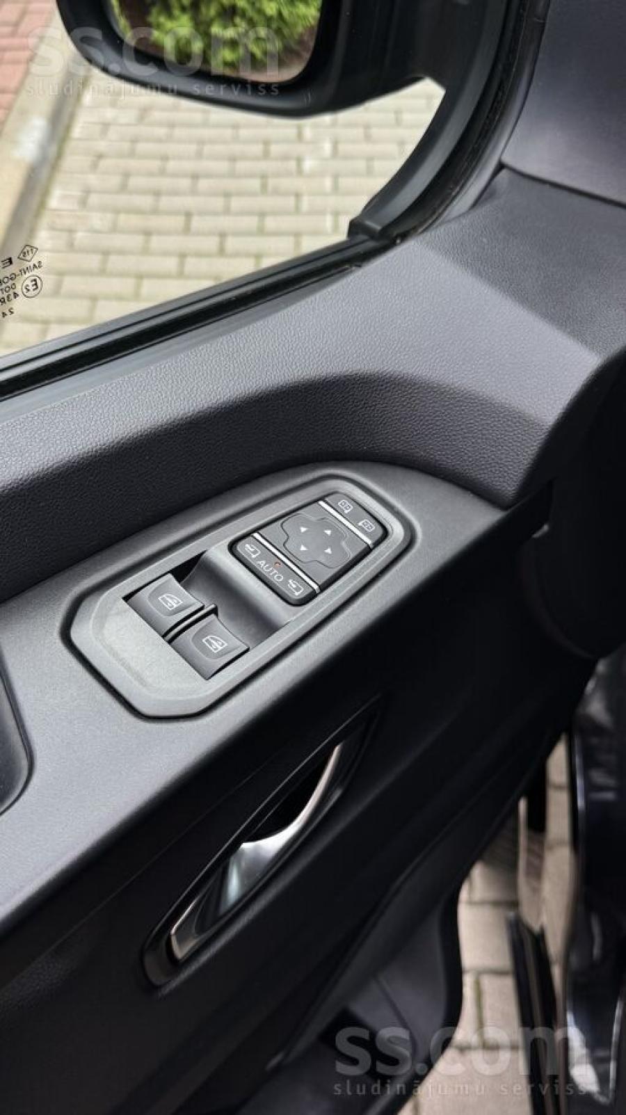 Black Renault Trafic 2025 in Riga, with an engine capacity of 2.00 L and mileage of 152 thousand km for 33500 €, photo 18 on AUTOMOTO.COM.LV