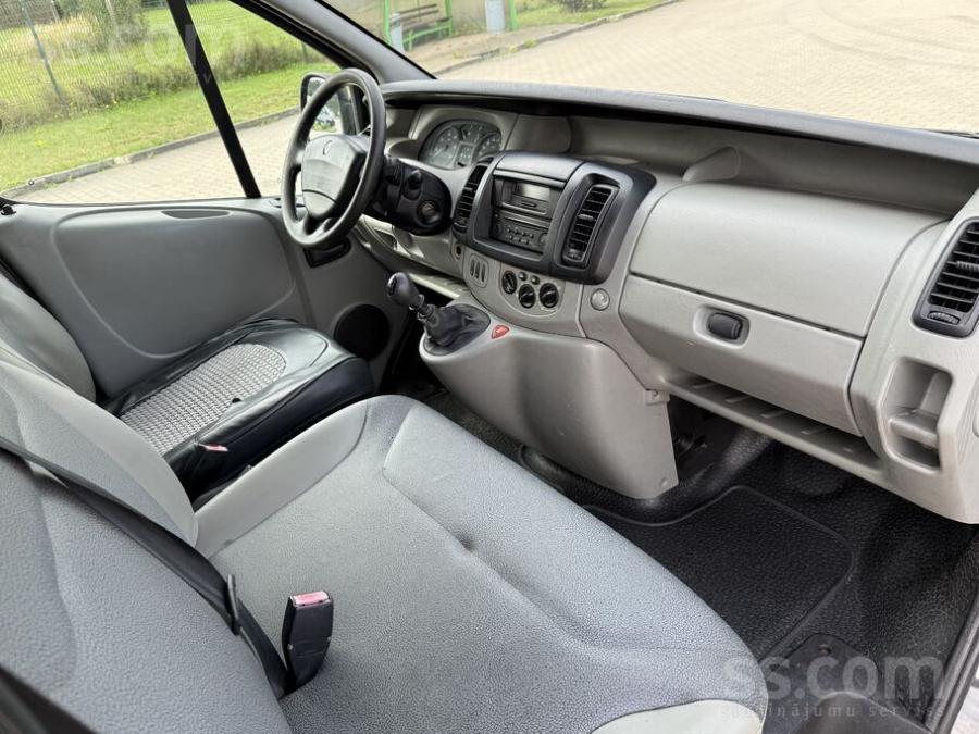 Black Renault Trafic 2005 in Riga, with an engine capacity of 2.50 L and mileage of 265 thousand km for 2500 €, photo 13 on AUTOMOTO.COM.LV