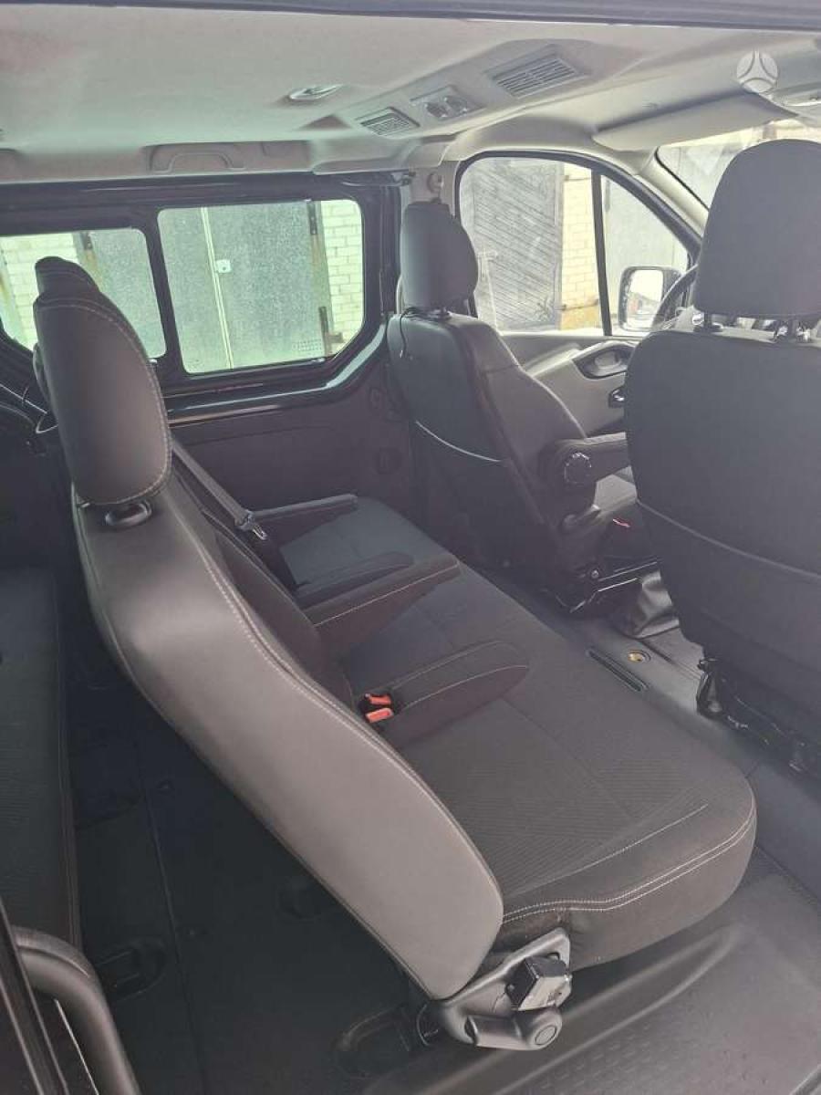 Black Renault Trafic 2017 in Taurage, with an engine capacity of 0.00 L and mileage of 272 thousand km for 12250 €, photo 6 on AUTOMOTO.COM.LV