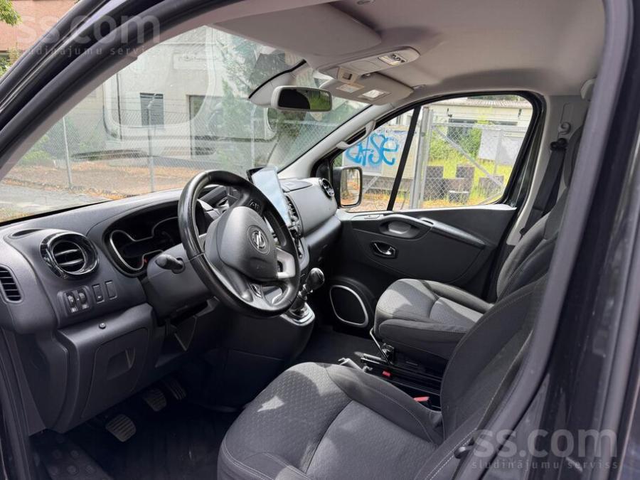 Black Renault Trafic 2018 in Riga, with an engine capacity of 1.60 L and mileage of 166 thousand km for 18499 €, photo 9 on AUTOMOTO.COM.LV