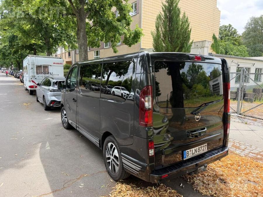Black Renault Trafic 2018 in Riga, with an engine capacity of 1.60 L and mileage of 166 thousand km for 18499 €, photo 10 on AUTOMOTO.COM.LV