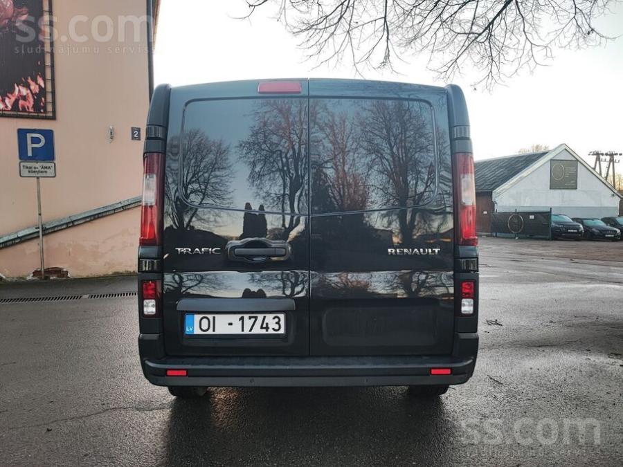 Black Renault Trafic 2019 in Cesis, with an engine capacity of 2.00 L and mileage of 271 thousand km for 12950 €, photo 7 on AUTOMOTO.COM.LV