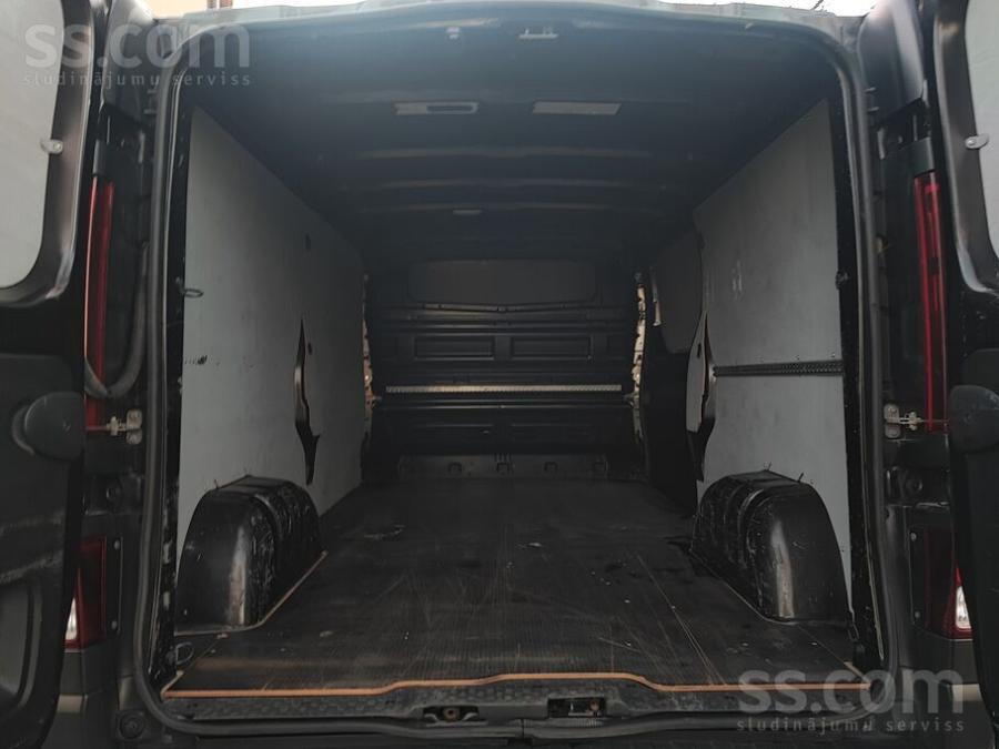 Black Renault Trafic 2019 in Cesis, with an engine capacity of 2.00 L and mileage of 271 thousand km for 12950 €, photo 10 on AUTOMOTO.COM.LV