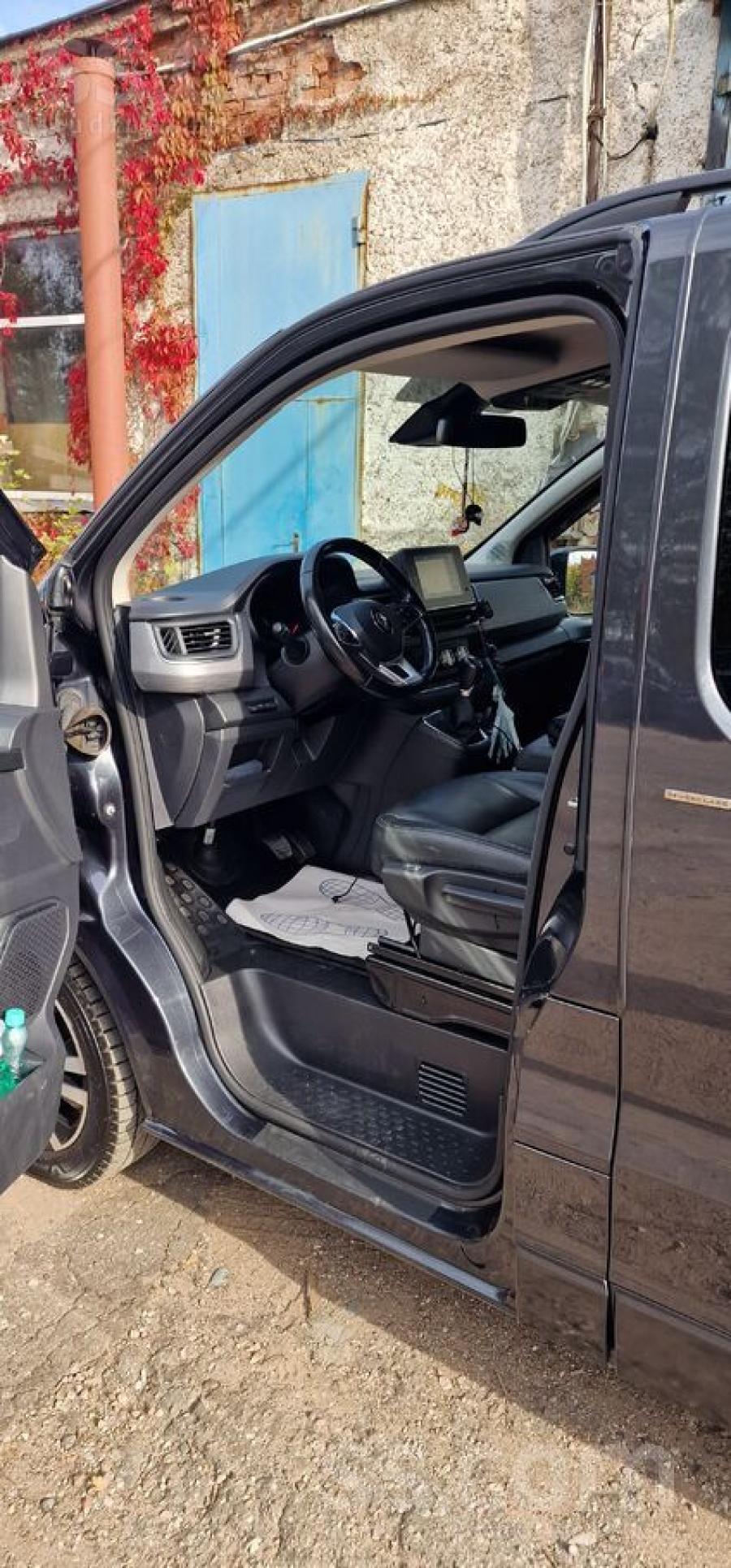 Black Renault Trafic 2022 in Riga, with an engine capacity of 2.00 L and mileage of 93 thousand km for 43500 €, photo 5 on AUTOMOTO.COM.LV