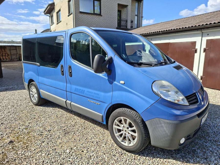 Blue Renault Trafic 2007 in Kaunas, with an engine capacity of 2.46 L and mileage of 433 thousand km for 5000 €, photo 1 on AUTOMOTO.COM.LV