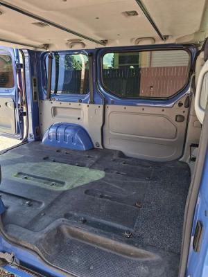 Blue Renault Trafic 2007 in Kaunas, with an engine capacity of 2.46 L and mileage of 433 thousand km for 5000 €, photo 10 on AUTOMOTO.COM.LV