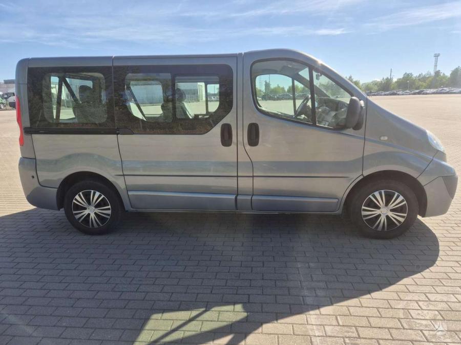 Blue Renault Trafic 2010 in Marijampole, with an engine capacity of 2.50 L and mileage of 240 thousand km for 7950 €, photo 3 on AUTOMOTO.COM.LV