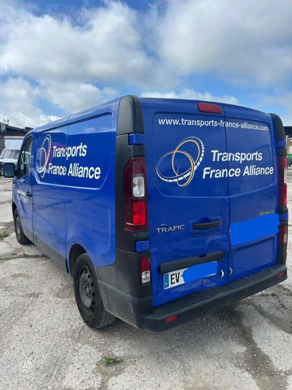 Blue Renault Trafic 2018 in Kaunas, with an engine capacity of 1.60 L and mileage of 320 thousand km for 3900 €, photo 6 on AUTOMOTO.COM.LV