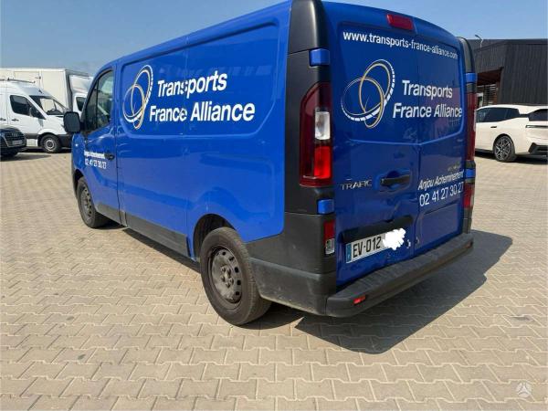 Blue Renault Trafic 2018 in Kaunas, with an engine capacity of 1.60 L and mileage of 327 thousand km for 2950 €, photo 4 on AUTOMOTO.COM.LV