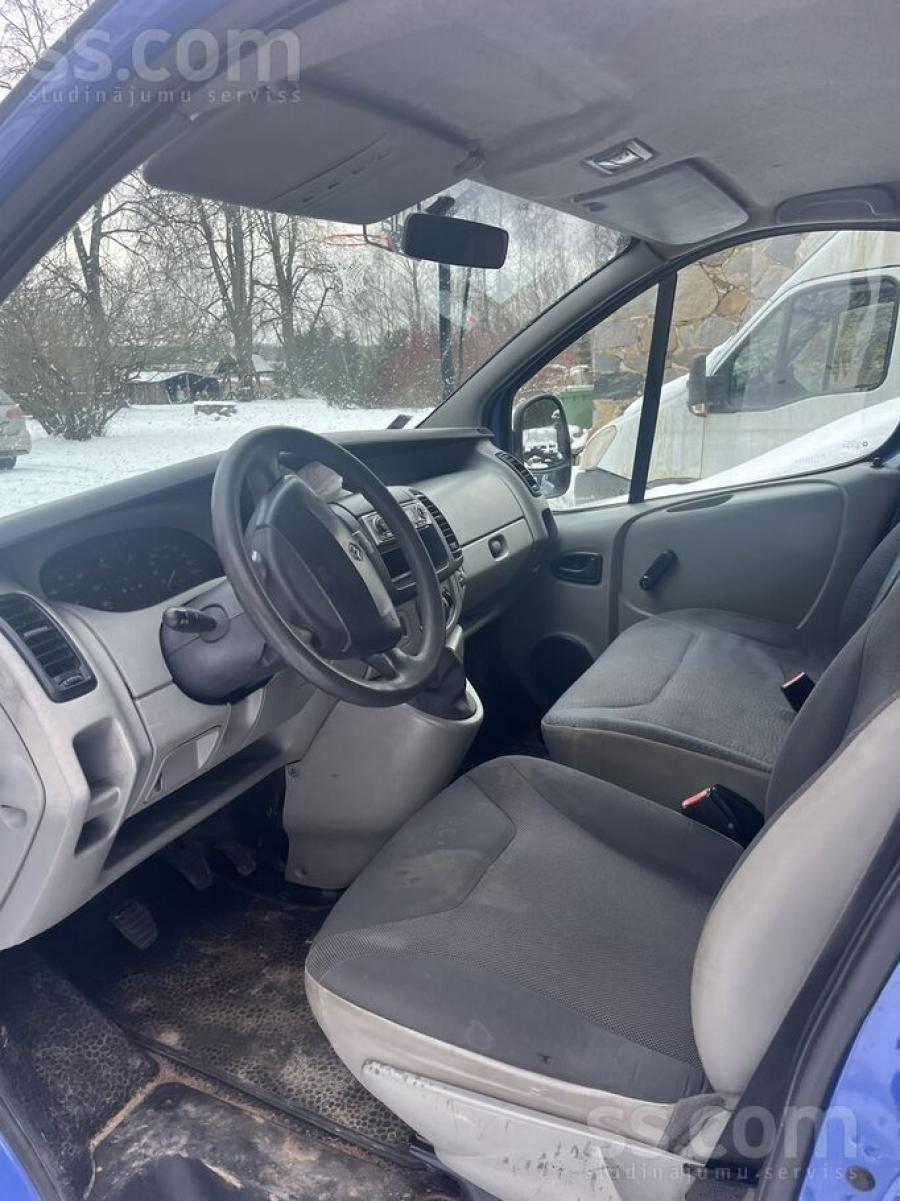 Blue Renault Trafic 2003 in Valmiera, with an engine capacity of 1.90 L and mileage of 400 thousand km for 2100 €, photo 3 on AUTOMOTO.COM.LV