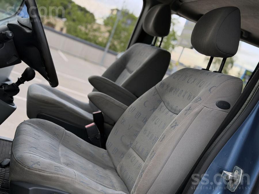 Blue Renault Trafic 2004 in Riga, with an engine capacity of 2.50 L and mileage of 397 thousand km for 5750 €, photo 10 on AUTOMOTO.COM.LV