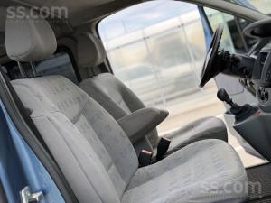 Blue Renault Trafic 2004 in Riga, with an engine capacity of 2.50 L and mileage of 397 thousand km for 5750 €, photo 11 on AUTOMOTO.COM.LV