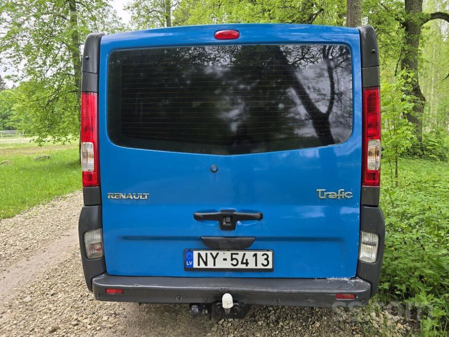 Blue Renault Trafic 2007 in Ludza, with an engine capacity of 2.50 L and mileage of 385 thousand km for 4200 €, photo 4 on AUTOMOTO.COM.LV
