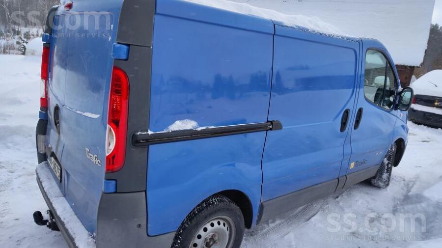 Blue Renault Trafic 2008 in Saldus, with an engine capacity of 2.00 L and mileage of 238 thousand km for 2700 €, photo 5 on AUTOMOTO.COM.LV