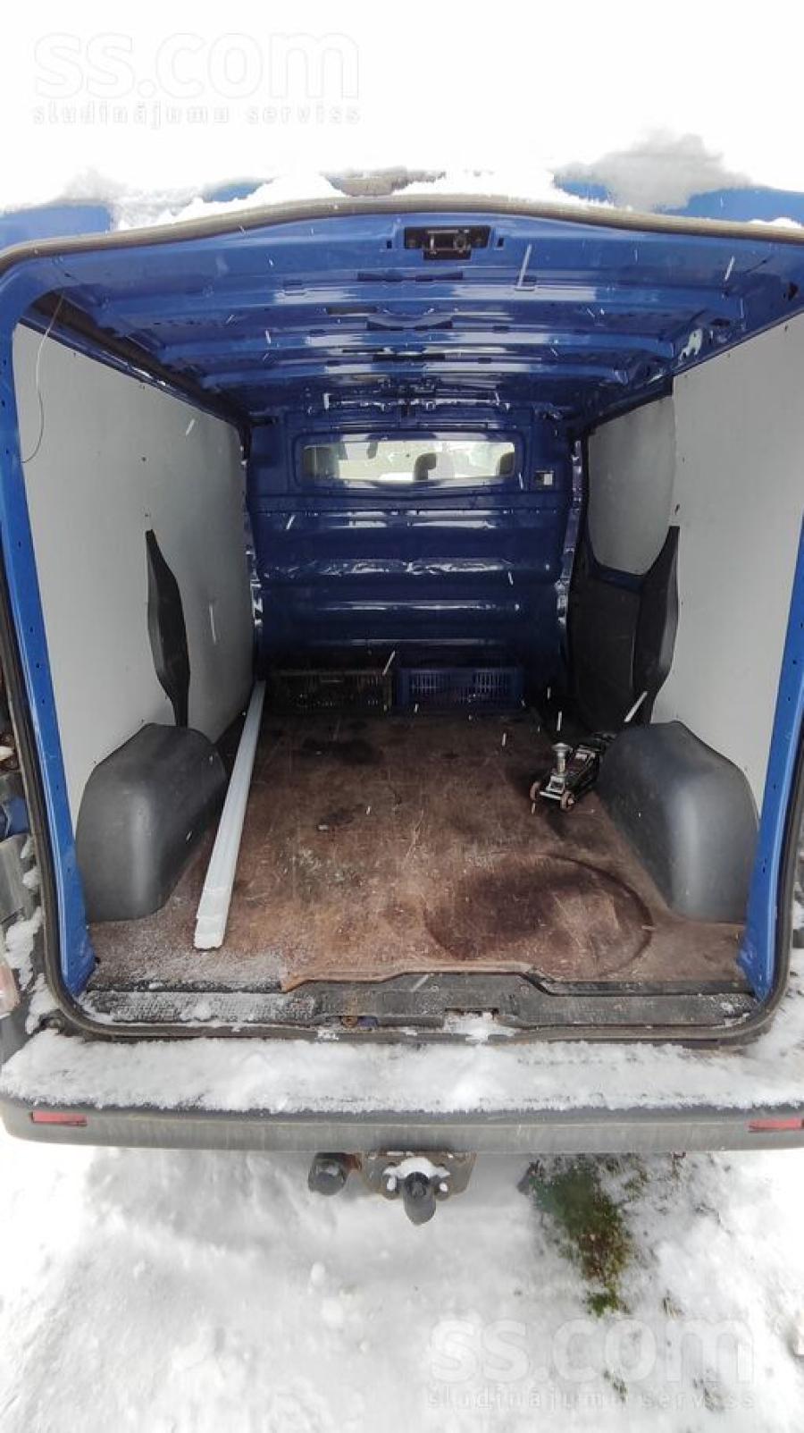 Blue Renault Trafic 2008 in Saldus, with an engine capacity of 2.00 L and mileage of 238 thousand km for 2700 €, photo 7 on AUTOMOTO.COM.LV