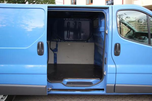 Zils Renault Trafic 2008 Mārupe, ar dzinēja tilpumu 2.00 L un nobraukumu 345 tūkst. km par 4150 €, foto 9 vietnē AUTOMOTO.COM.LV