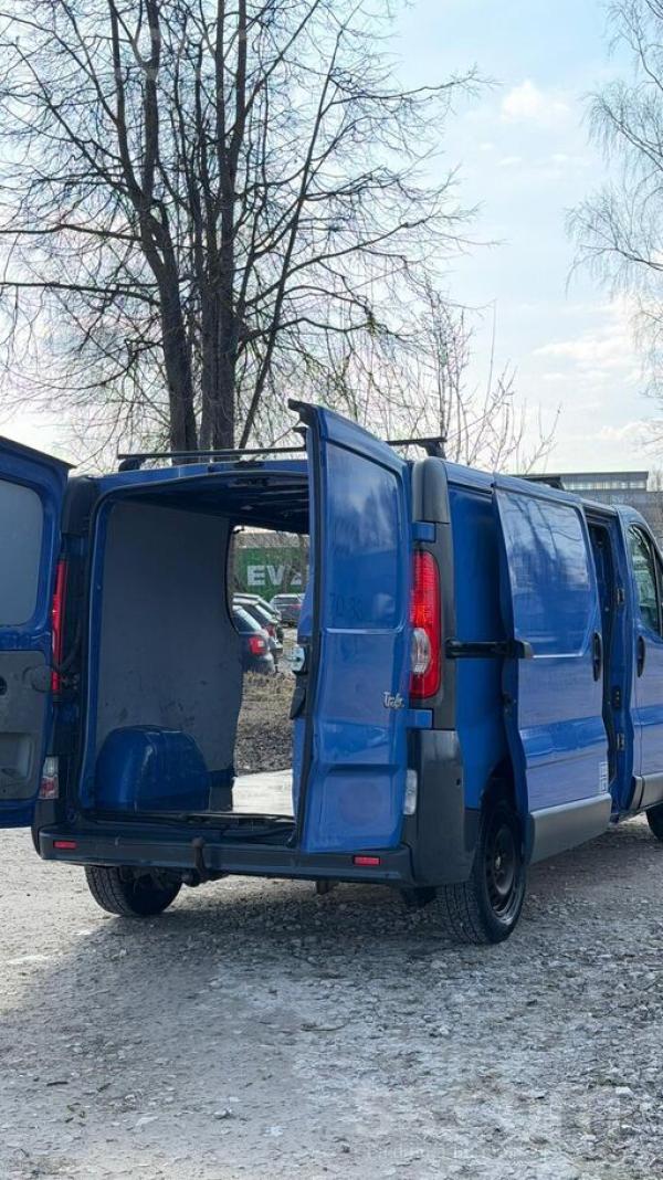 Blue Renault Trafic 2012 in Riga, with an engine capacity of 2.00 L and mileage of 292 thousand km for 5800 €, photo 5 on AUTOMOTO.COM.LV