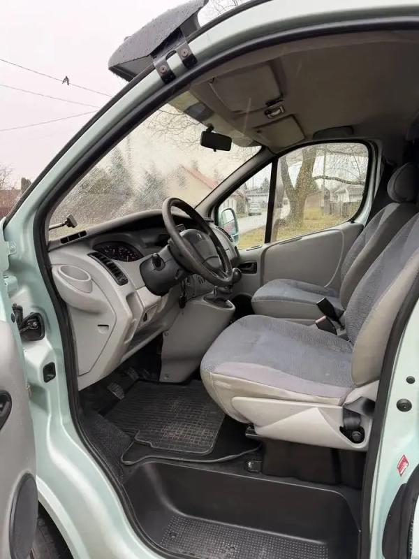 Blue Renault Trafic 2005 in Ventspils, with an engine capacity of 1.90 L and mileage of 375 thousand km for 6290 €, photo 10 on AUTOMOTO.COM.LV