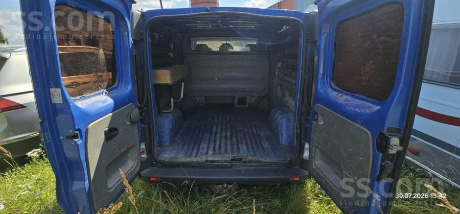 Blue Renault Trafic 2005 in Riga, with an engine capacity of 2.50 L and mileage of 301 thousand km for 4200 €, photo 6 on AUTOMOTO.COM.LV