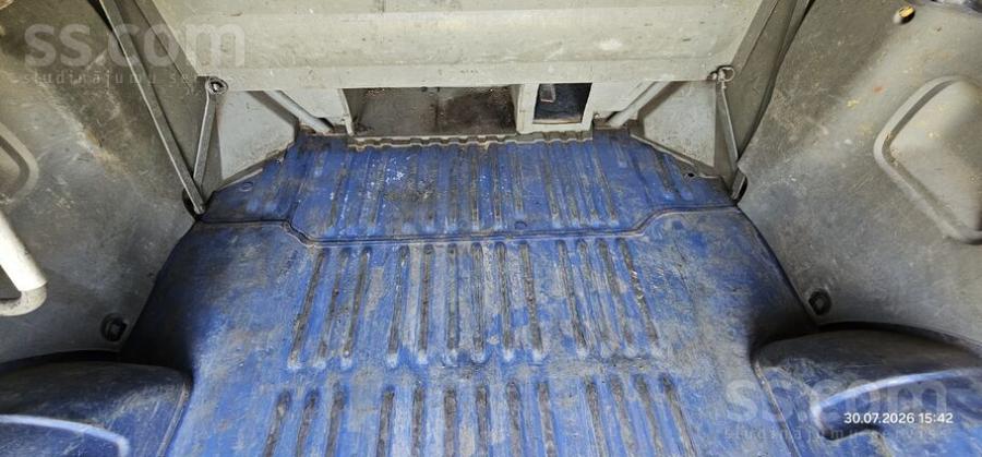 Blue Renault Trafic 2005 in Riga, with an engine capacity of 2.50 L and mileage of 301 thousand km for 4200 €, photo 7 on AUTOMOTO.COM.LV