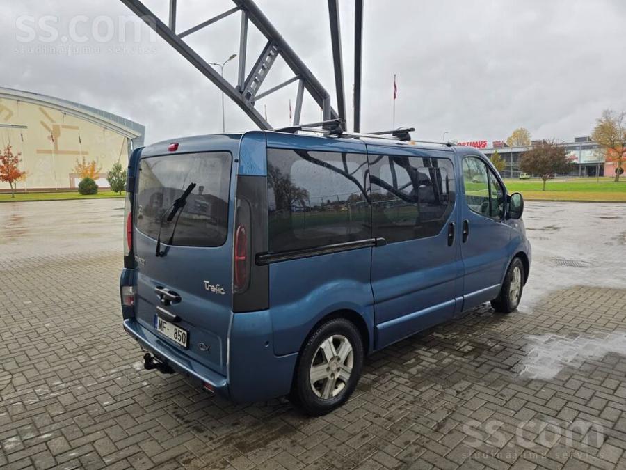 Blue Renault Trafic 2006 in Valmiera, with an engine capacity of 2.50 L and mileage of 385 thousand km for 6200 €, photo 3 on AUTOMOTO.COM.LV