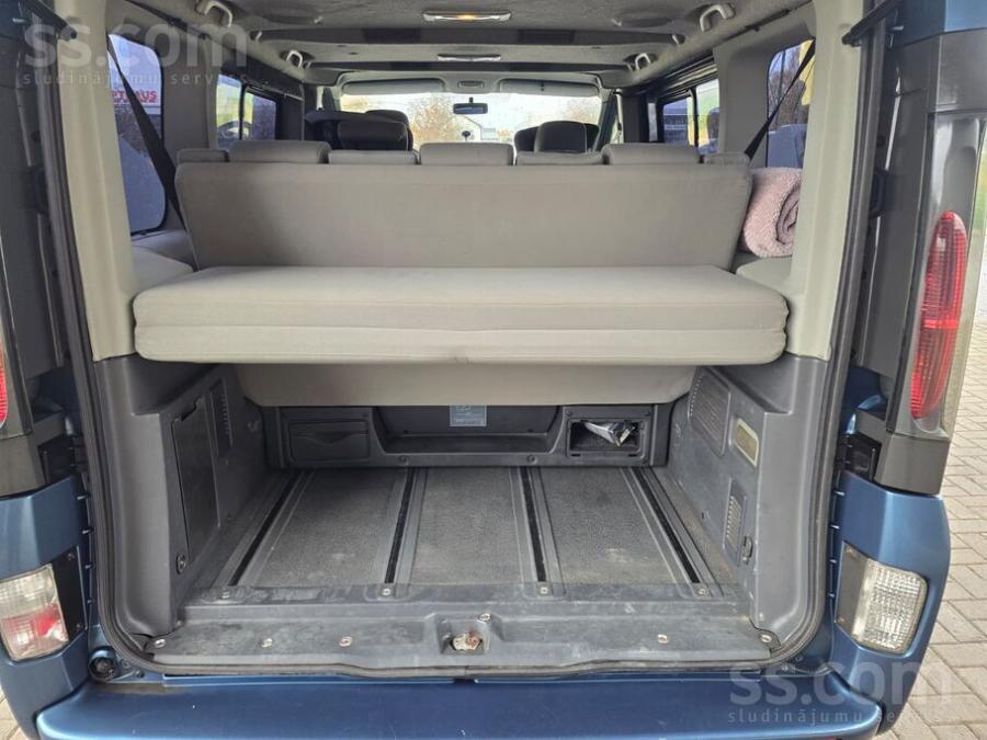 Blue Renault Trafic 2006 in Valmiera, with an engine capacity of 2.50 L and mileage of 385 thousand km for 6200 €, photo 5 on AUTOMOTO.COM.LV