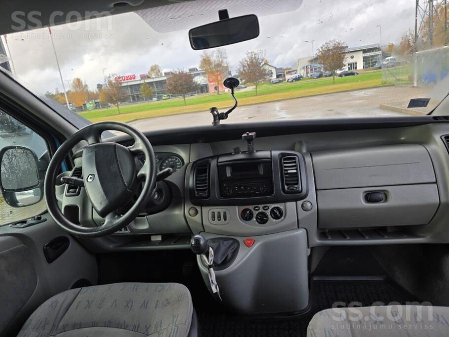 Blue Renault Trafic 2006 in Valmiera, with an engine capacity of 2.50 L and mileage of 385 thousand km for 6200 €, photo 7 on AUTOMOTO.COM.LV