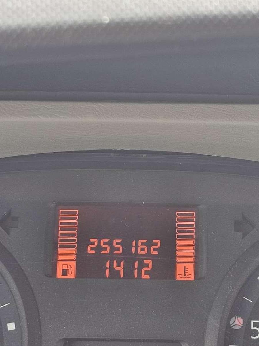 Zils Renault Trafic 2006 Viļņa, ar dzinēja tilpumu 2.00 L un nobraukumu 255 tūkst. km par 5650 €, foto 8 vietnē AUTOMOTO.COM.LV