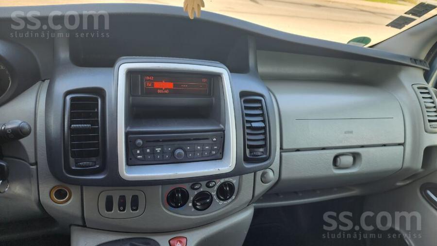 Blue Renault Trafic 2011 in Ogre, with an engine capacity of 2.00 L and mileage of 302 thousand km for 7750 €, photo 11 on AUTOMOTO.COM.LV